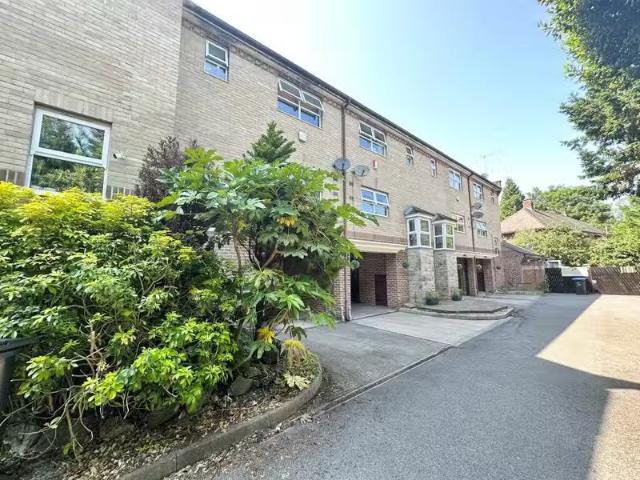 Cozy 2 BA 4 bedroom terraced house for rent in Copper Beeches.
