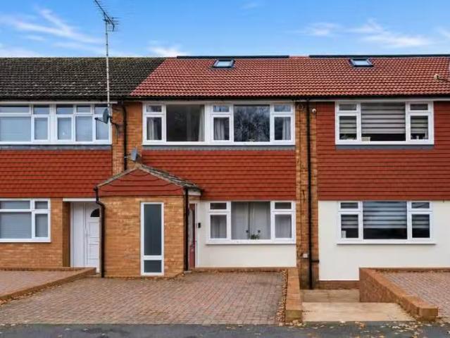 Cozy 2 BA 4 bedroom terraced house for rent in Knaphill, Wokin.