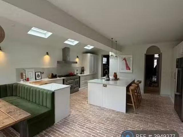 Cheap 2 BA 4 bedroom terraced house for rent in Warwick Road.
