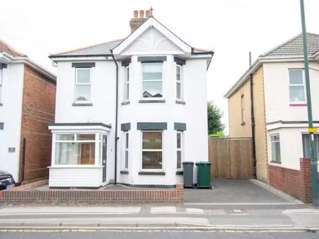 Charming 2 BA 5 bedroom detached house for rent in Ensbury Par.