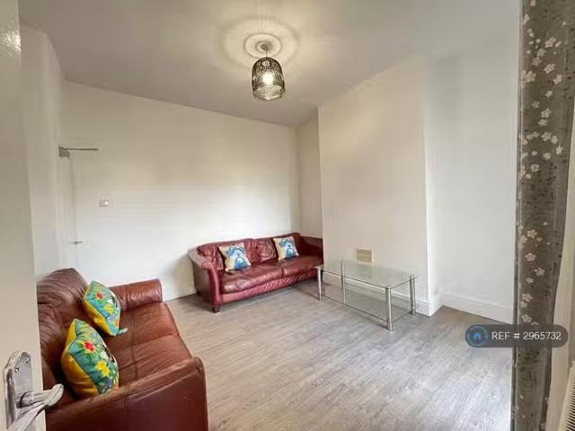 Nice 2 BA 5 bedroom end of terrace house for rent in Cambridge.