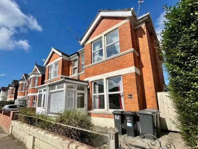 Cheap 2 BA 5 bedroom house for rent in Student Five Double Bed.