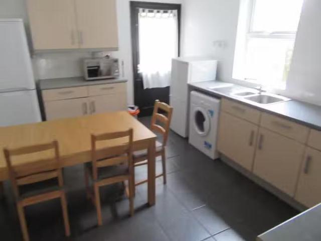 Nice 2 BA 5 bedroom house share for rent in Stepping Lane, Der.