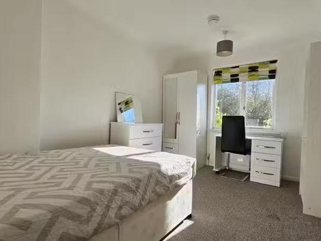 Just in! 2 BA 5 bedroom house share for rent in 7 Perne Avenue.