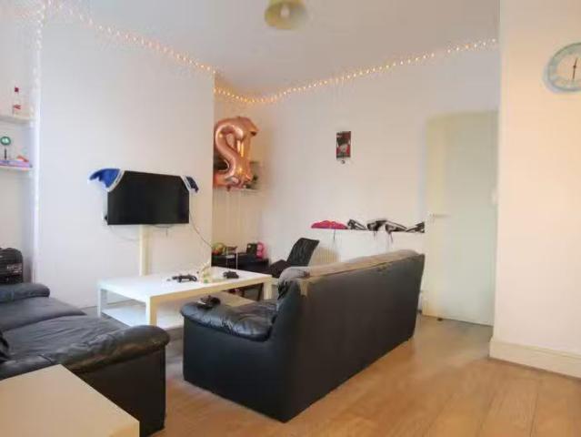 Rental! 2 BA 5 bedroom terraced house for rent in Newfoundland.