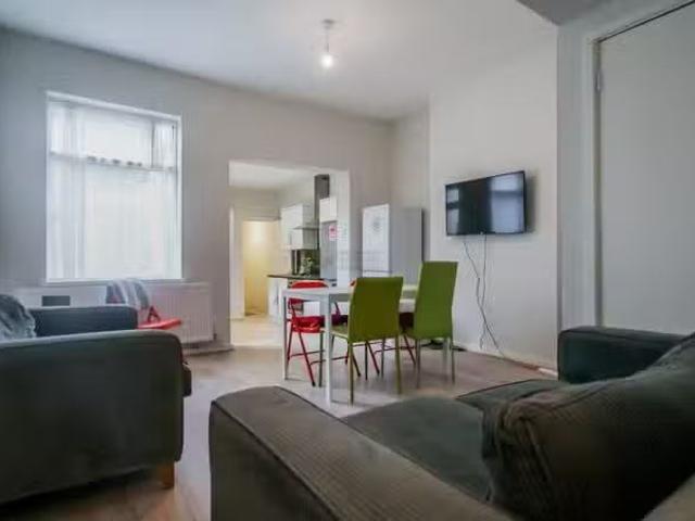 Cozy 2 BA 5 bedroom terraced house for rent in Hubert Road, Se.