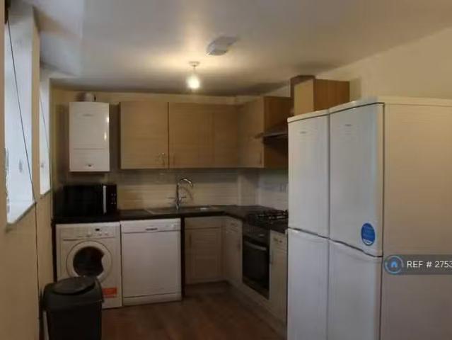 Just in! 2 BA 6 bedroom flat for rent in Bond Street, Bristol.