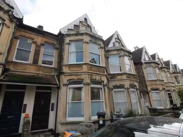 For Rent! 2 BA 6 bedroom house for rent in Manor Park, Bristol.
