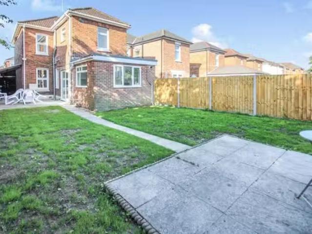Nice 2 BA 6 bedroom property for rent in Capstone Road, Bourne.