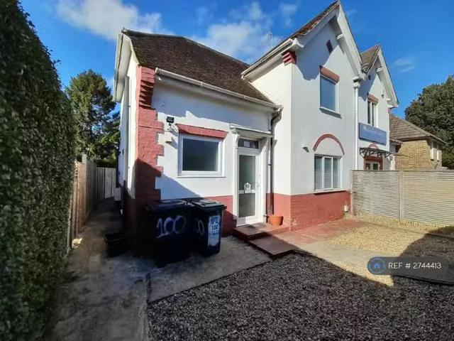 Cozy 2 BA 6 bedroom semi detached house for rent in Newick Roa.
