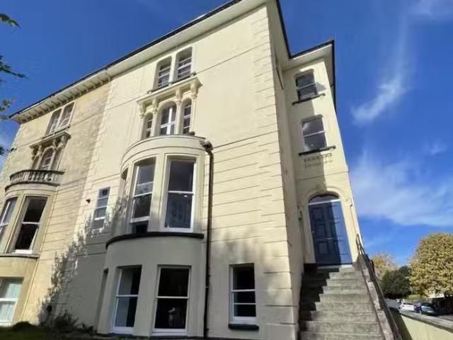 Unique 2 BA 8 bedroom ground floor maisonette for rent in Ashg.