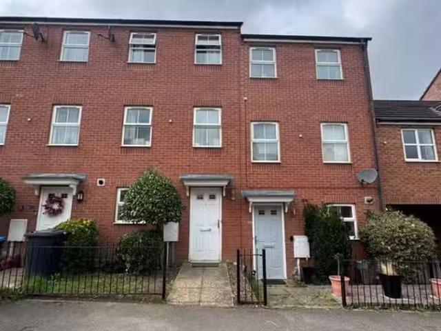 Rental! 2 BA Studio flat for rent in Lathkill Street, Market H.