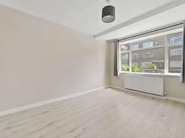 Unique 2 bed flat to rent in Leeland Way, NW10, London