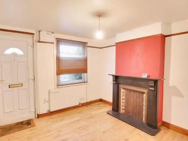 Deal! 2 bedroom terraced house for rent in Wingfield Road, Tro.