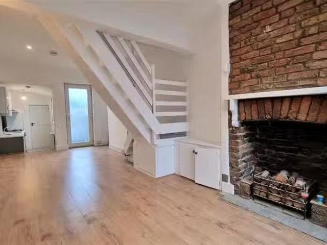 Nice 2 bedroom terraced house for rent in Selsdon Road, South.