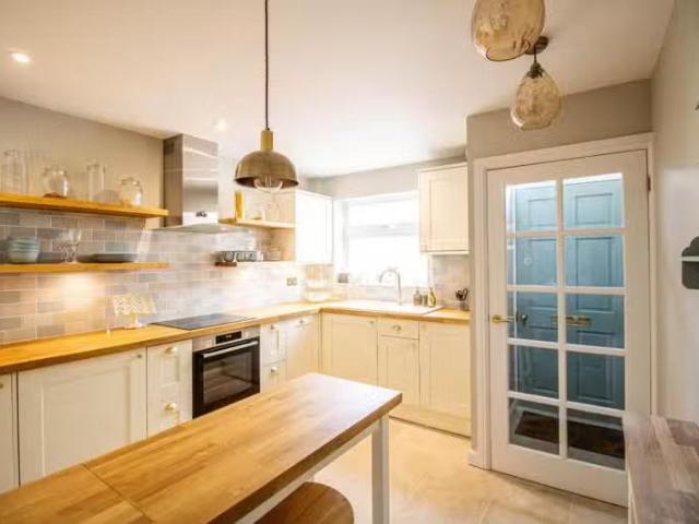 Deal! 2 bedroom terraced house for rent in St. Lukes Mews, Cam.