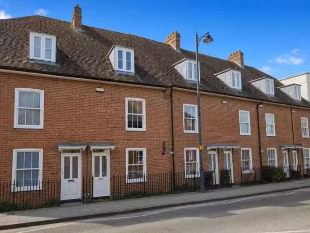 Charming 2 bedroom terraced house for rent in Station Road Wes.