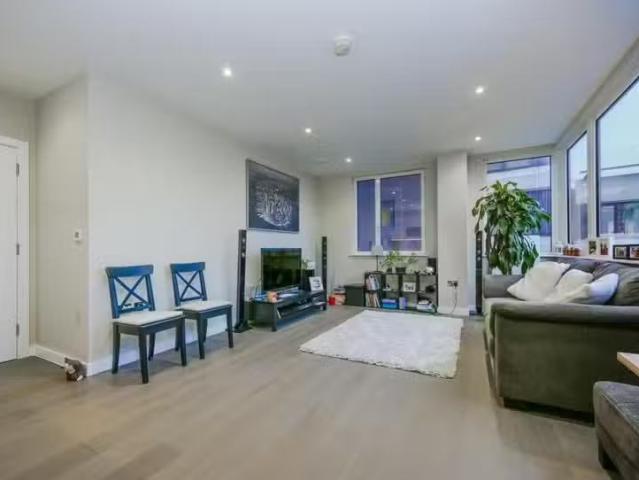 Just in! 2 bedroom apartment for rent in High Street, Bromley.