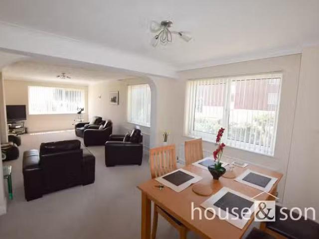 Rental! 2 bedroom apartment for rent in Solent Pines, Manor Ro.