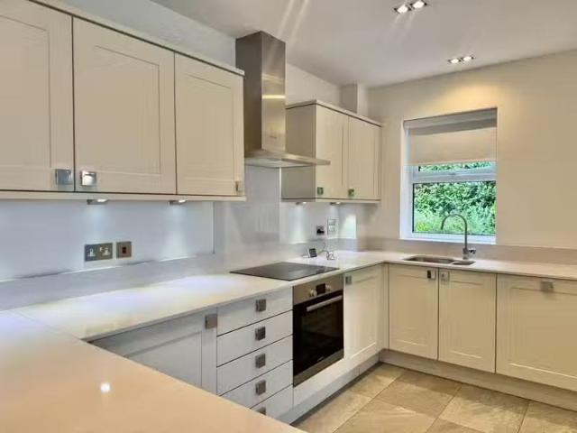 Nice 2 bedroom apartment for rent in The Ridgeway, Broadstone.
