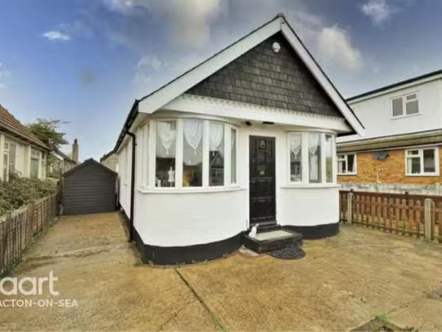 Deal! 2 bedroom detached bungalow for rent in Golf Green Road.