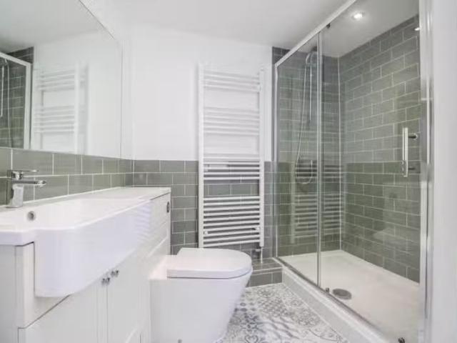Unique 2 bedroom end of terrace house for rent in Woollards La.