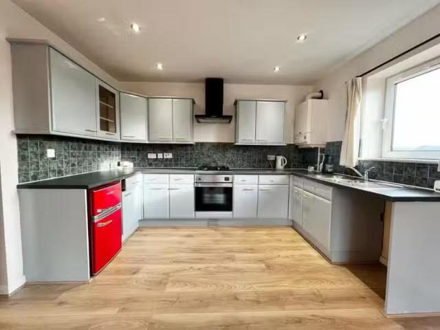 For Rent! 2 bedroom flat for rent in Bradford Road, Shipley, W.