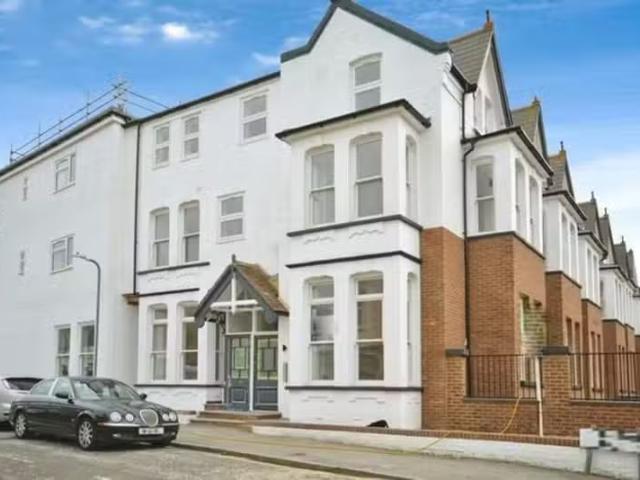 Unique 2 bedroom flat for rent in Cumberland Road, Margate, CT.