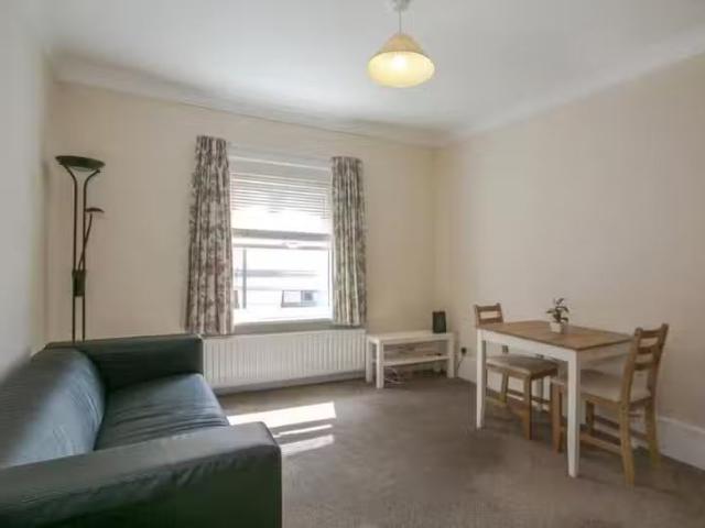Nice 2 bedroom flat for rent in Commercial Road, Triangle, BH2