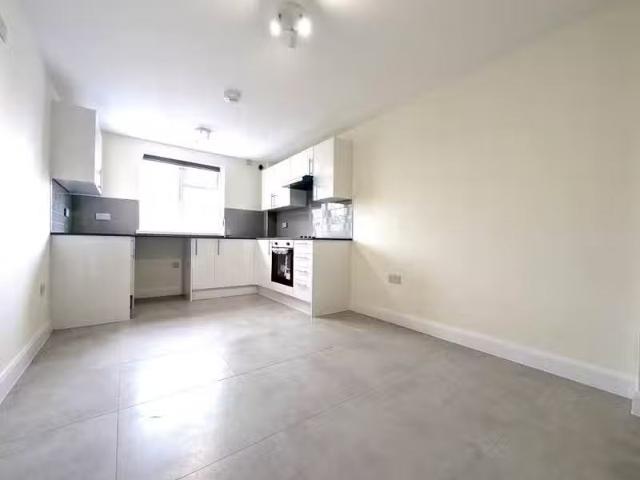 Just in! 2 bedroom flat for rent in Frimley High Street, GU16