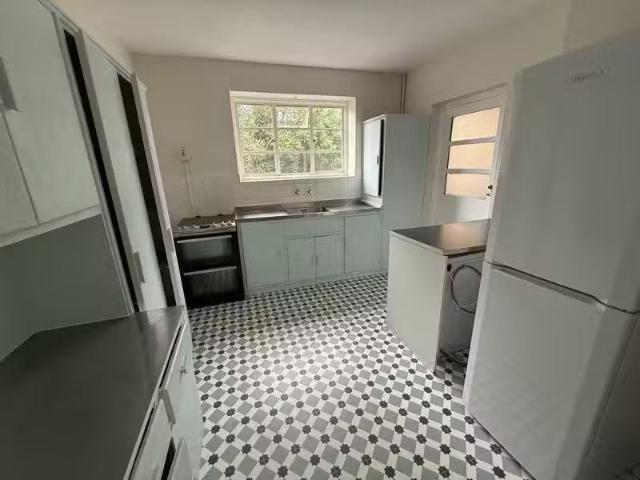 New 2 bedroom flat for rent in Viceroy Close, Bristol Road, BI.