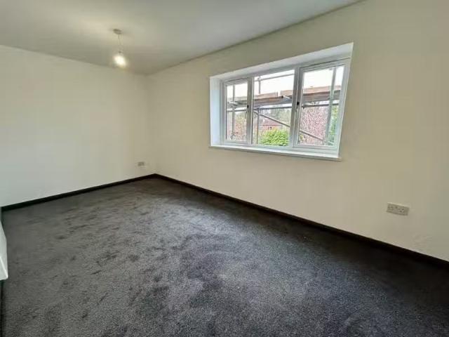For Rent! 2 bedroom flat for rent in Worlds End Lane, Quinton.