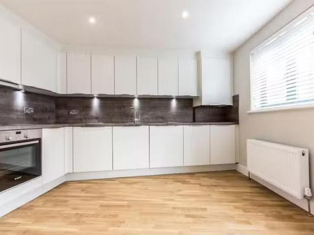 Rental! 2 bedroom flat for rent in 6 High Street Plaistow 128.