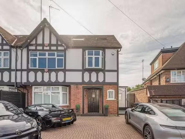Unique 2 bedroom flat to rent in London, NW7