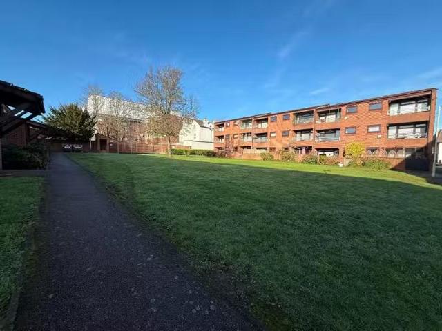 Deal! 2 bedroom ground floor flat for rent in Churchfields, Lo.