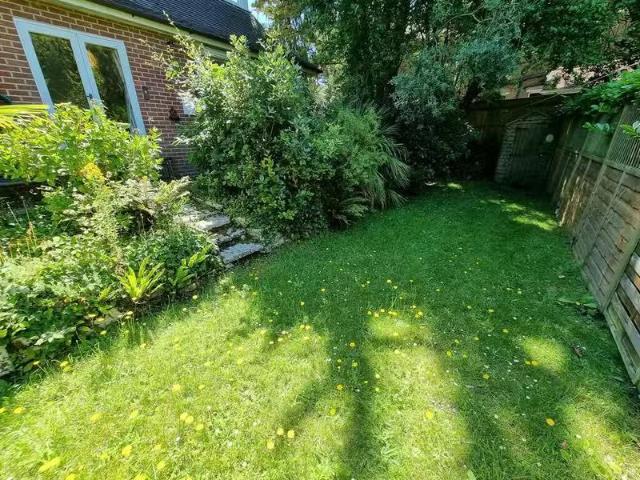 Just in! 2 bedroom ground floor flat for rent in Meyrick Park.