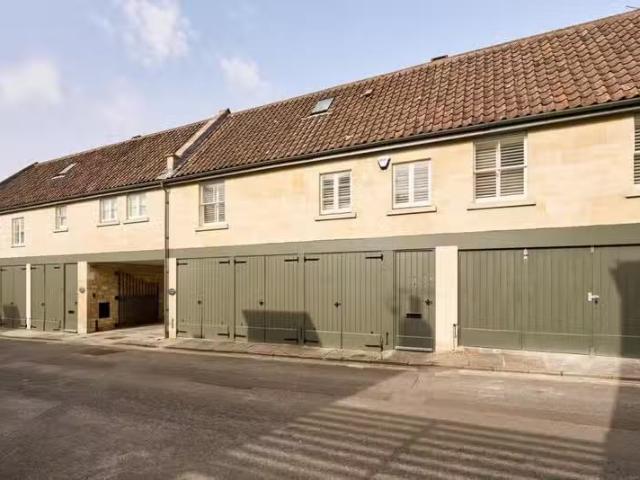 Just in! 2 bedroom mews property for rent in Circus Mews, Bath.