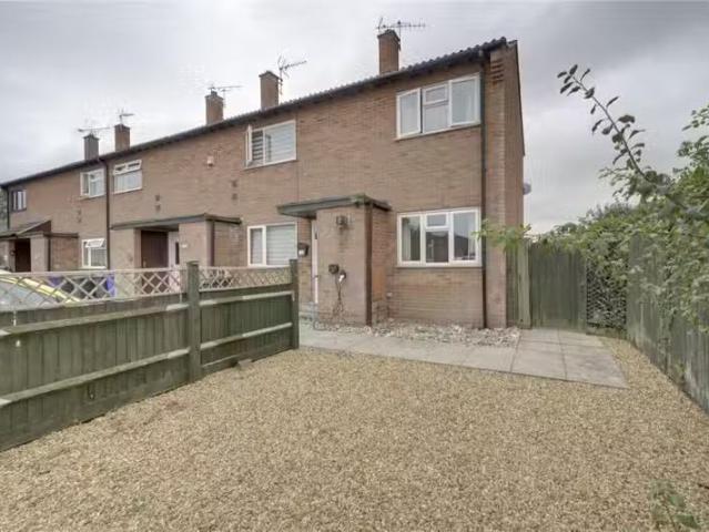 Cozy 2 bedroom semi detached house for rent in Roebuck Drive.