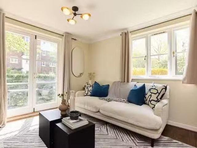 Charming 2 BR Brompton Park Crescent
