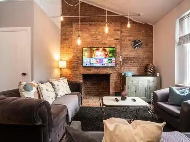 For Rent! 2 BR Holland Park Avenue