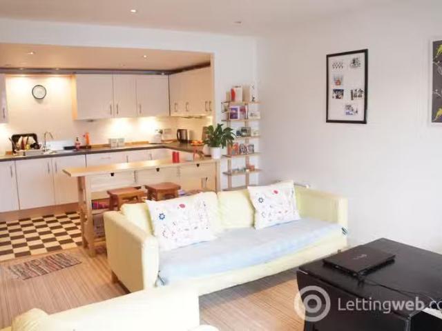 Nice 2 BR Property to rent in 142 South Victoria Dock Road