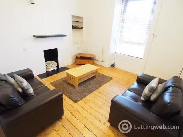 Cheap 2 BR Property to rent in Esslemont Avenue, Second Left.