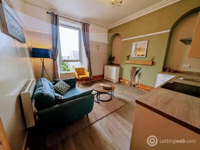 Just in! 2 BR Property to rent in Flat E, 129 Rosemount Place.