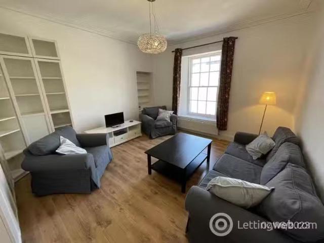 Deal! 2 BR Property to rent in King Street, Second Floor Flat.