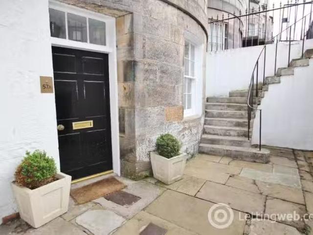 Charming 2 BR Property to rent in North Castle Street, New Tow.