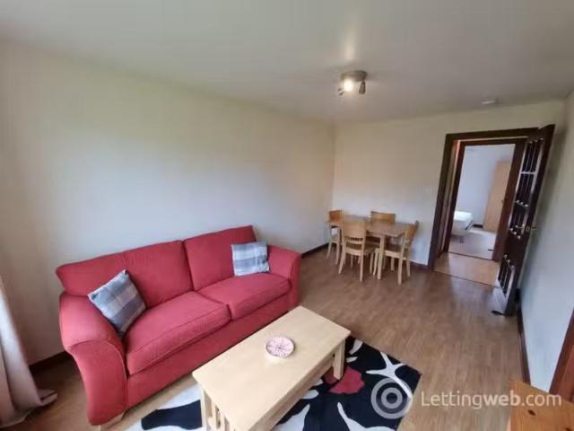 Cheap 2 BR Property to rent in Picktillum Place, Kittybrewster.