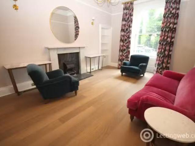 Nice 2 BR Property to rent in Royal Crescent, New Town, Edinbu.