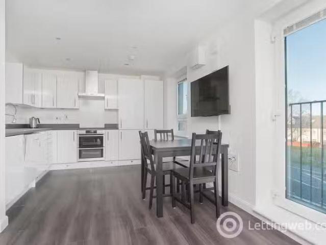 Deal! 2 BR Property to rent in South Gyle Broadway, Edinburgh.