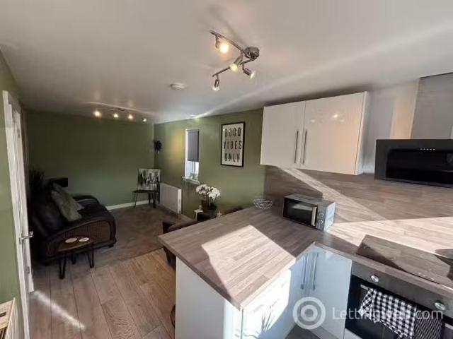 Charming 2 BR Property to rent in St Annes Court, Jute Street.
