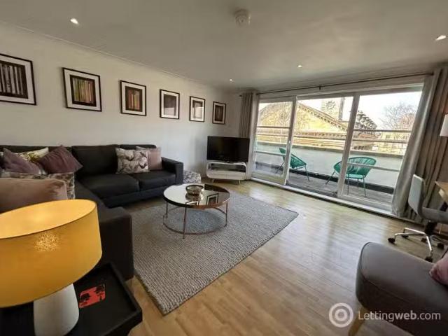 Nice 2 BR Property to rent in St Andrews Square, Merchant City.